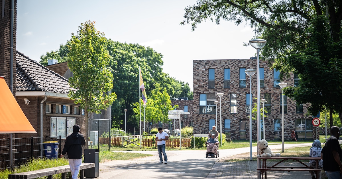 Je hoort vooral klachten over dit azc, maar profiteert de gemeente ook ...