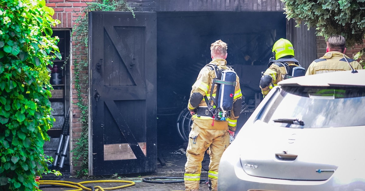 Auto volledig verwoest door garagebrand in Randwijk | 112 nieuws ...