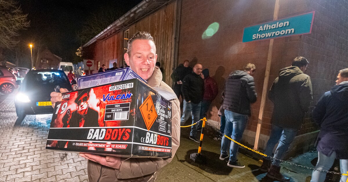 Winkelwagentjes vol knallers: om 5 uur 's ochtends staat iedereen al in ...