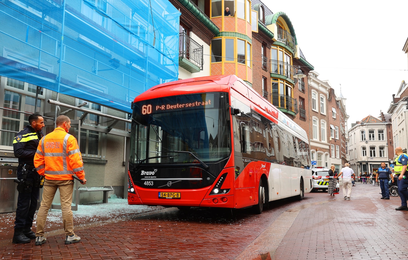 Chauffeur wilde vanwege regen zo dicht mogelijk bij bushokje stoppen en ...