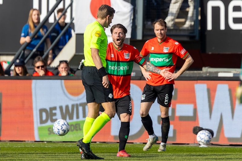 NEC verliest na kansloze eerste helft en oliedomme rode kaart van ...