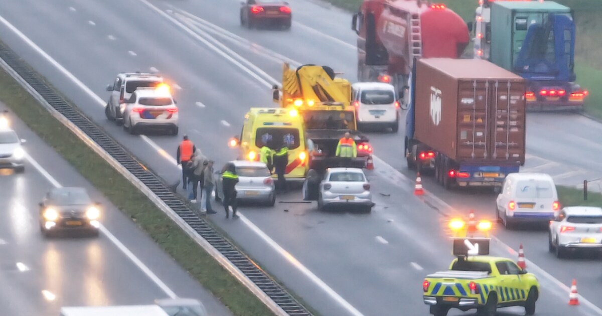 Botsing tussen twee auto's op A15 ter hoogte van Echteld, weg weer ...
