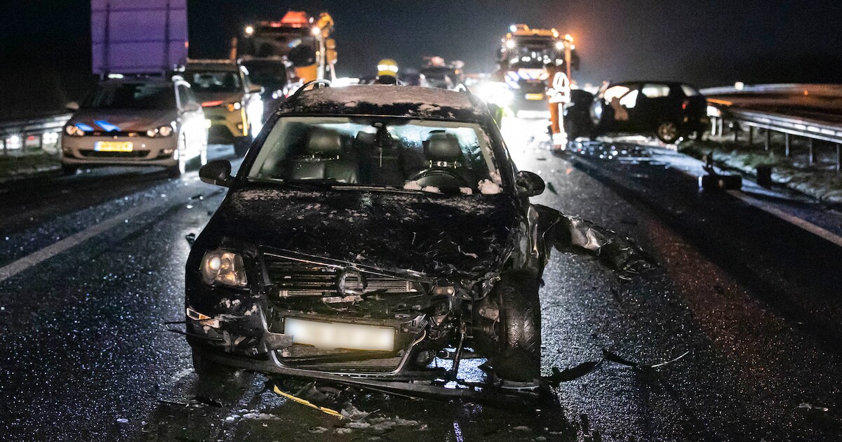 Kettingbotsing op gladde A348 met vijf voertuigen, waaronder een ...