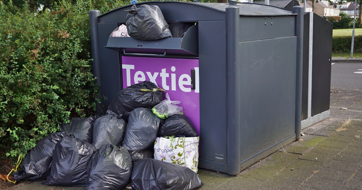 250 kilo tweedehandskleding verpest door overvolle containers: ‘Jammer ...