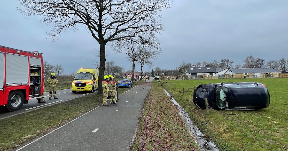 Auto schiet over fietspad weiland in en eindigt op de zijkant in ...