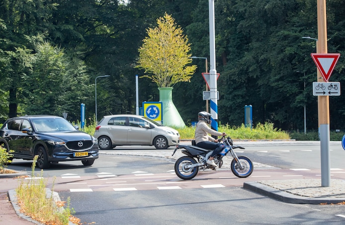 Op nieuwe rotonde hebben fietsers voorrang, maar die krijgen ze niet ...
