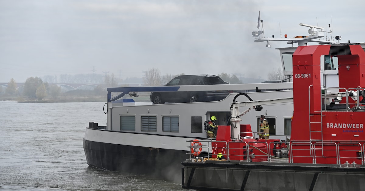 Brand op binnenvaartschip zorgt voor grote inzet van hulpdiensten in ...