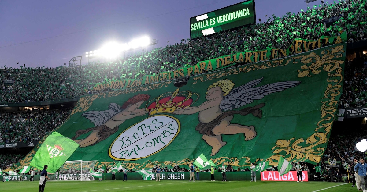 Honderden supporters van FC Utrecht dreigen wedstrijd in Sevilla te ...