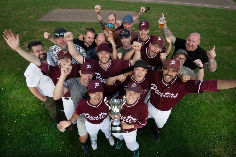Kampioensfeest op het honkbalveld is meteen een reünie: ‘Het sfeertje ...
