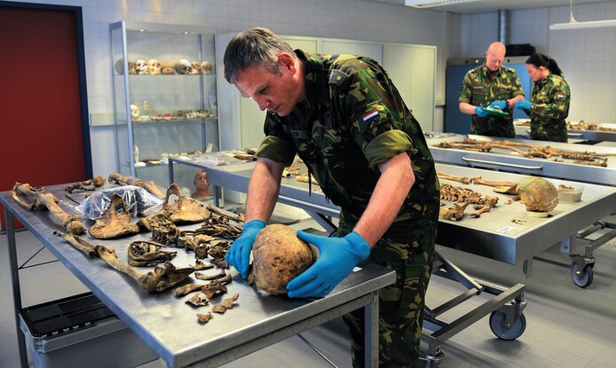 Hoe identificeer je een gesneuvelde soldaat 77 jaar na de Slag om Arnhem? ‘Het is een kwestie ...