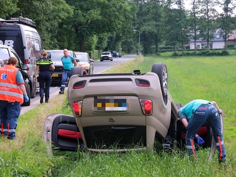 Auto op z'n kop na botsing in Kootwijkerbroek | Regio | De Gelderlander.nl