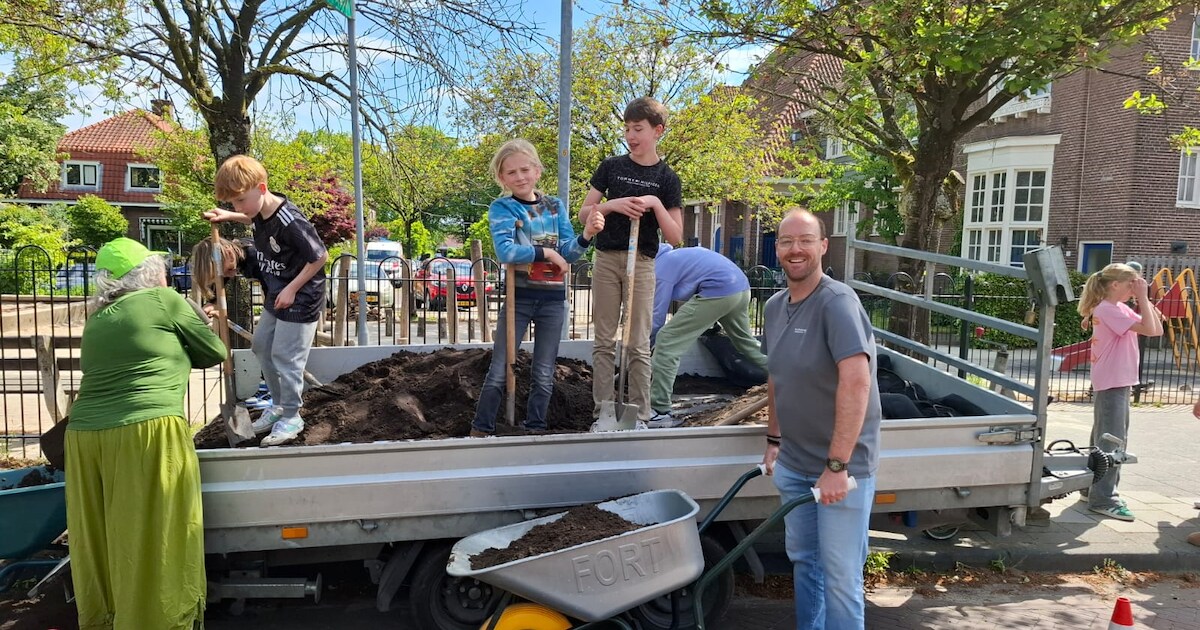 Leerlingen Daalhuizenschool vergroenen schoolplein | Rheden | De ...