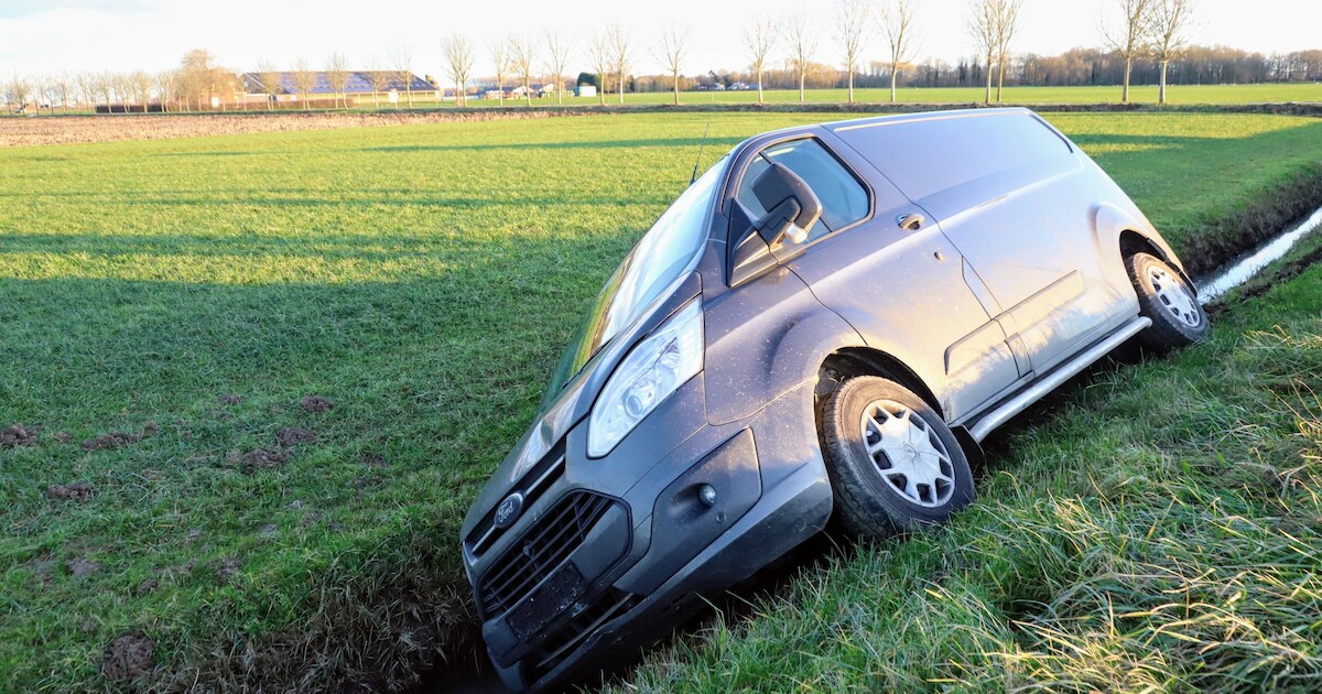 Bestelbus raakt van de weg door laagstaande zon en belandt in sloot bij ...