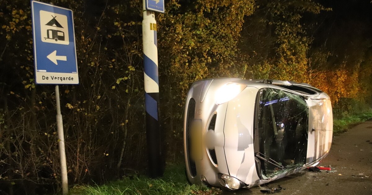 Bestuurster botst tegen verkeerslicht: auto komt op zijkant terecht ...