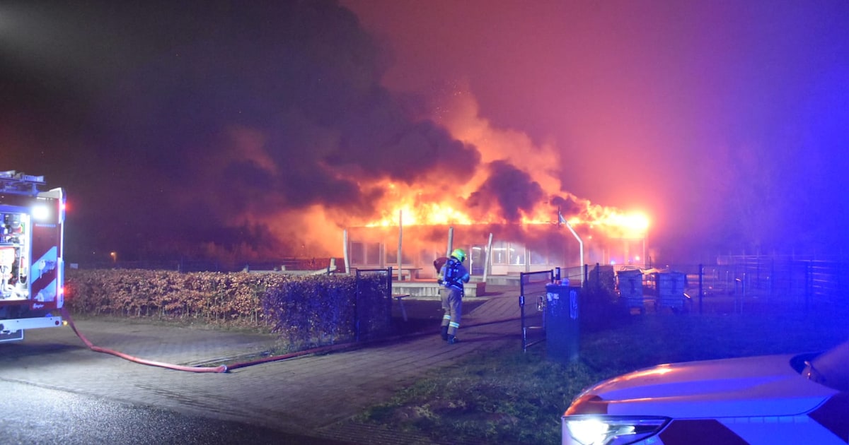 Politie vermoedt dat allesverwoestende brand bij school in Huissen is ...
