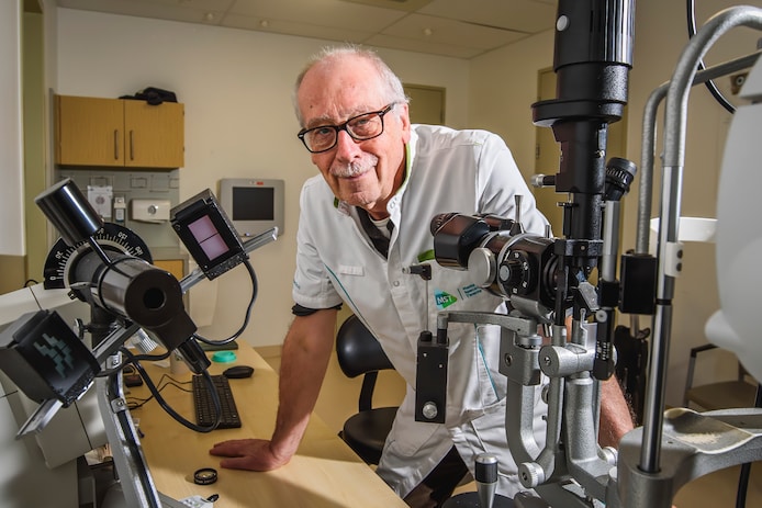 MST roept gepensioneerde oogarts terug: Jan Greijdanus (77) weer aan de slag | Enschede ...