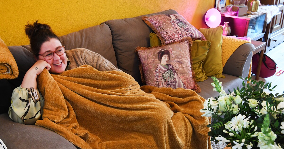 Knus, knusser in dekentje op de bank: ‘Ik ben klein half uur bezig met ...