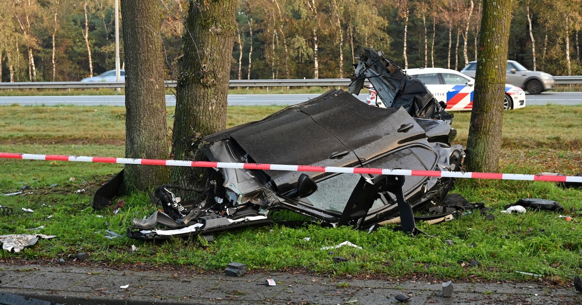Enorme ravage langs snelweg, auto breekt in stukken bij crash | Nieuws ...