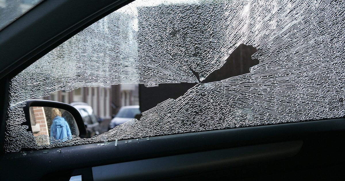 Verward persoon vernielt auto’s in Huissen, politie spreekt van een ...