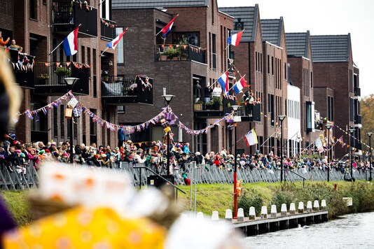 TERUGLEZEN | Sinterklaas met stoomboot aangekomen in Vianen, groot ...
