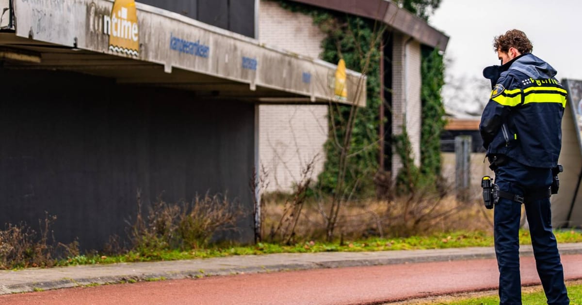 Politie rukt uit na melding over leegstaande kampeerwinkel en treft ...
