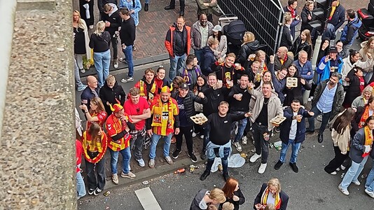 Go Ahead Eagles-spits Victor Edvardsen toont spandoek met Wouter Goes ...