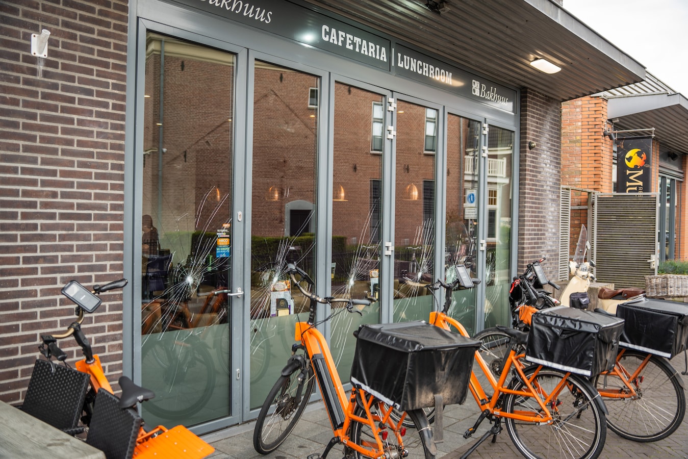 Zes ruiten ingegooid bij snackbar in Duiven: ‘Dit heb ik nog nooit ...