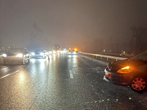 Ongeluk op A1 bij Markelo door ijsvorming, linkerrijstrook dicht ...