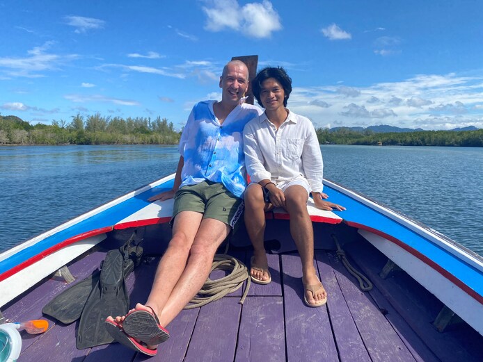 Alex gaf zijn leven in Nederland op voor een onbekende liefde in ...