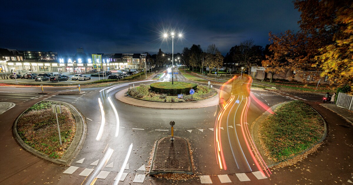 Deze rotonde is de racebaan van Hengelo: ‘Papa, ik heb Max Verstappen ...