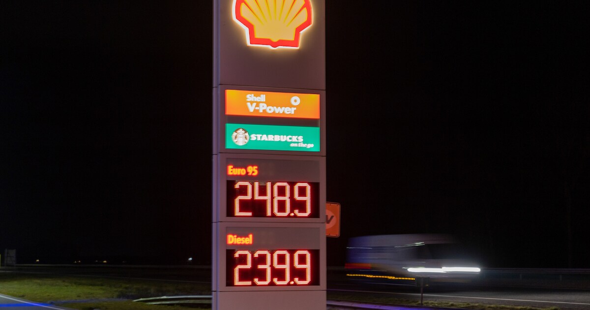 Dit is waarom de benzineprijzen aan de Nederlandse kant van de grens ...