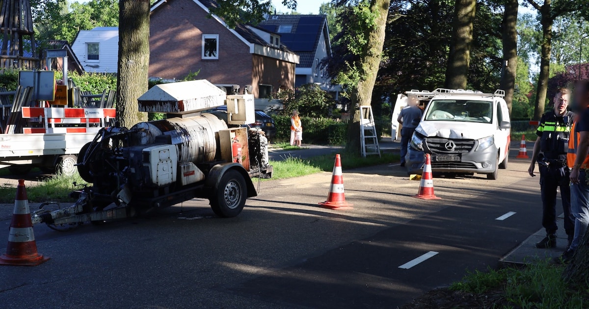 Bestelbus botst met aanhanger in Zeeland, zwarte vloeistof lekt op de ...