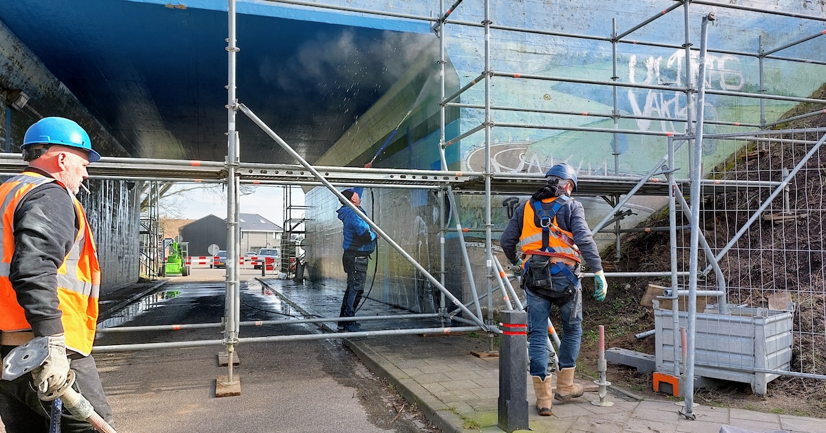 Afgebladderd werk van Biddle is na 45 jaar van de brug in Westervoort ...