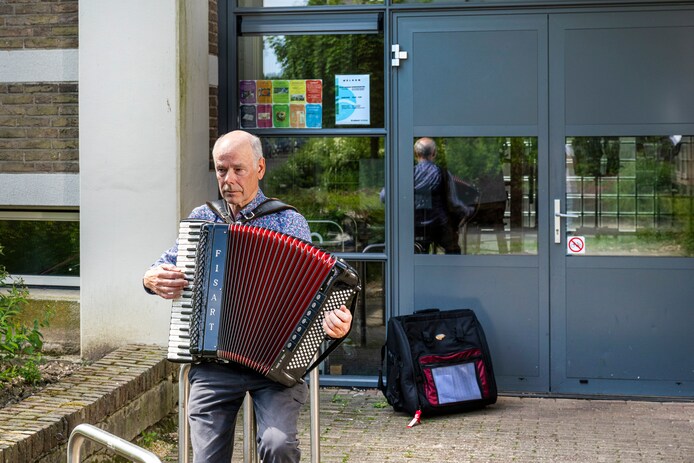 Als Pim na twee minuten weer buitenkomt, is zijn accordeon van zestien kilo verdwenen: 'Ik snap ...
