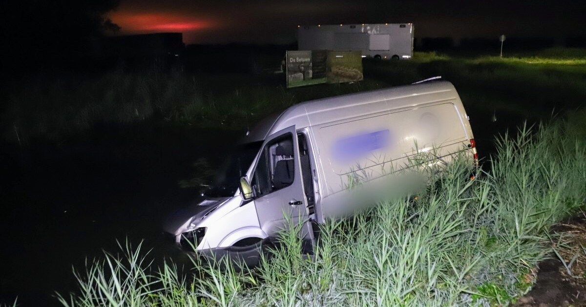 Bestelbus rijdt in sloot langs N327 bij Rumpt, bestuurder blijkt ...