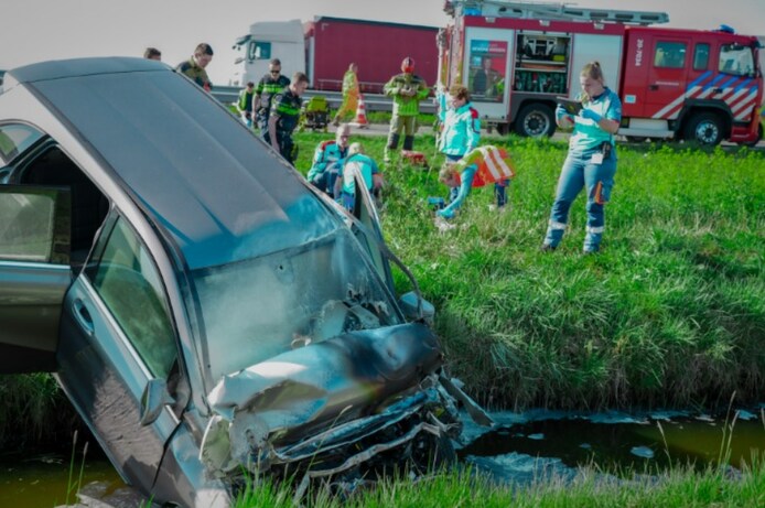 Auto botst achter op vrachtwagen, belandt in sloot en vliegt in brand op A59: bestuurder ...