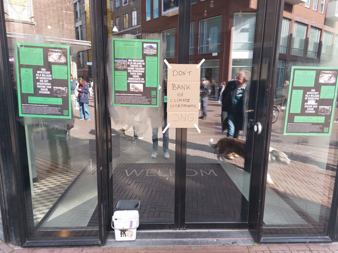 Milieuactivisten blokkeren ingang van ING in Nijmegen, bank noemt actie ...