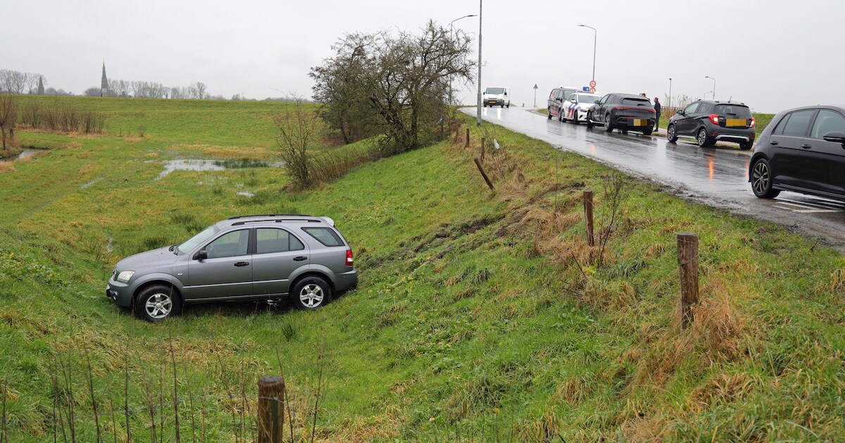 Auto rijdt van talud na botsing met andere auto in Waalwijk | Brabant ...