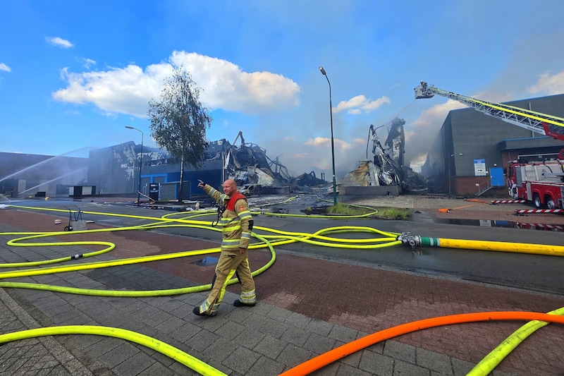 LEES TERUG Brand Veenendaal | Sein brand meester gegeven, nablussen gaat nog lang door ...