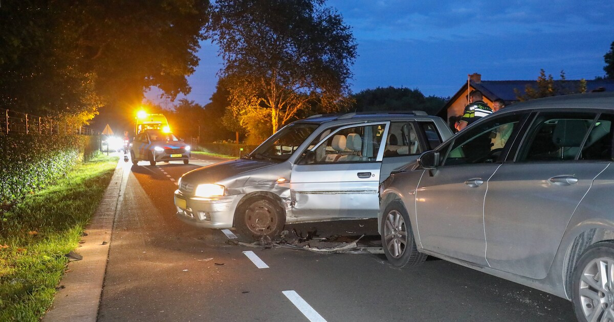 Flinke blikschade na botsing tussen twee auto's in Ede | Regio | De ...