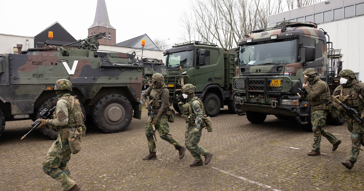 Militaire oefening in Bergen voor militairen in opleiding | Bergen ...