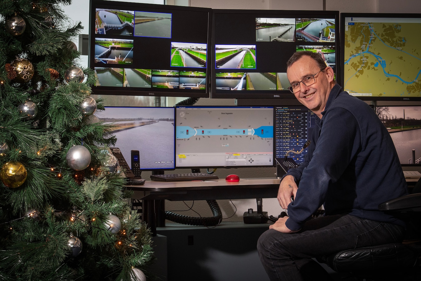 Als iedereen kerst viert, moet sluiswachter Raymond in zijn uppie aan ...