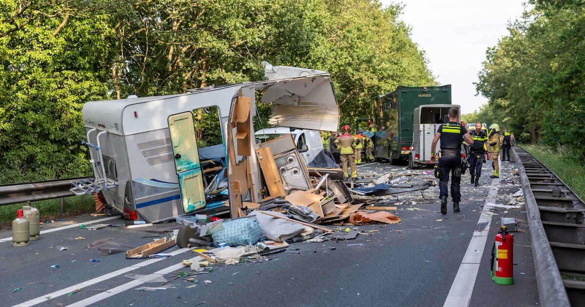 Caravan volledig verwoest bij harde botsing met paardenvrachtwagen ...