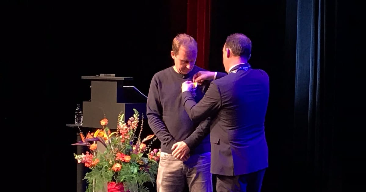 Ridder Edwin Evers trots op onderscheiding | Overijssel | De ...