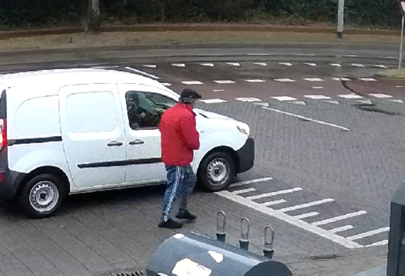 Bestuurder witte bestelwagen geeft man met rode jas een lift en krijgt ...