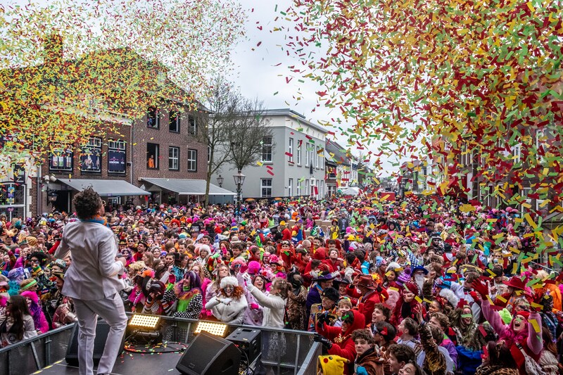 Nieuwe kaartregel werkt: pleinen Mèrtzitting Gennep lopen goed vol ...