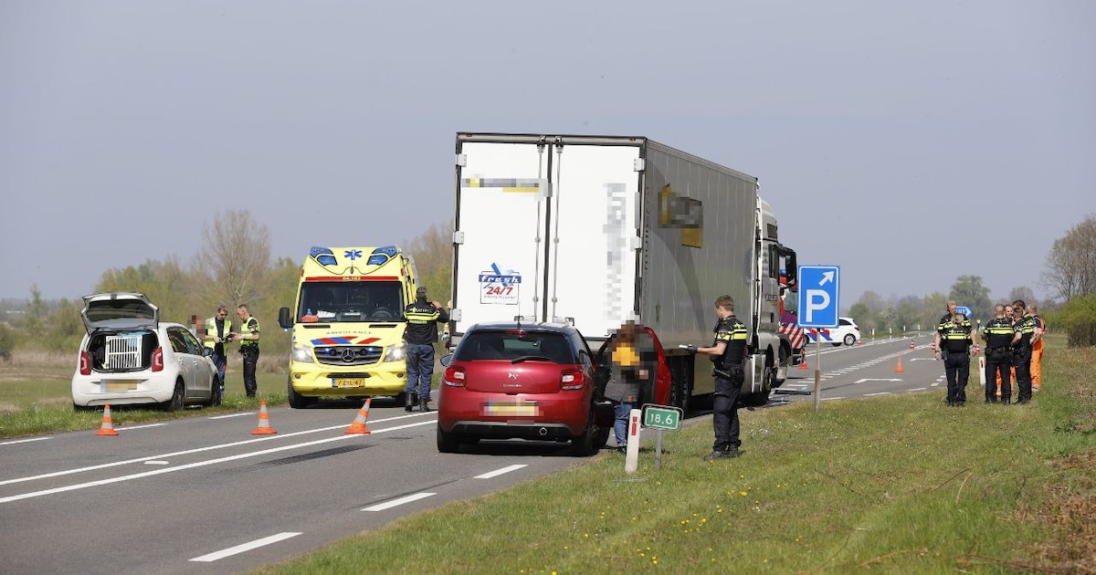 Dode bij frontale botsing tussen vrachtwagen en personenauto bij Wijhe | Overijssel | De ...