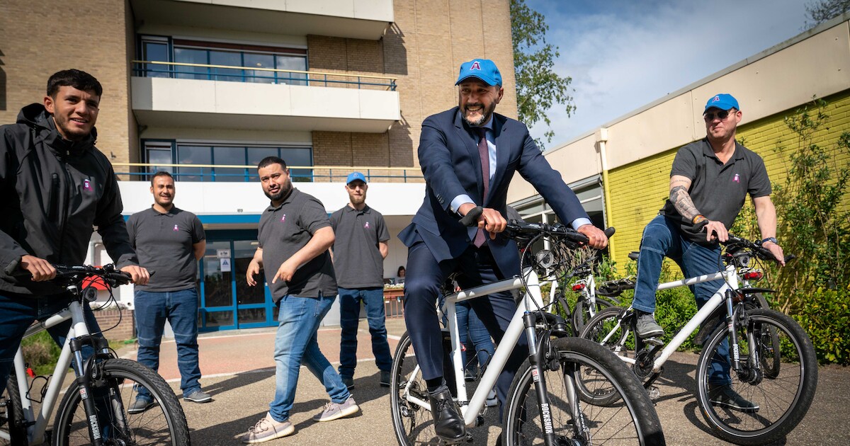 Straatcoaches in Arnhemse wijken houden vaderlijk oogje in het zeil: ‘Wij zijn het cement tussen ...