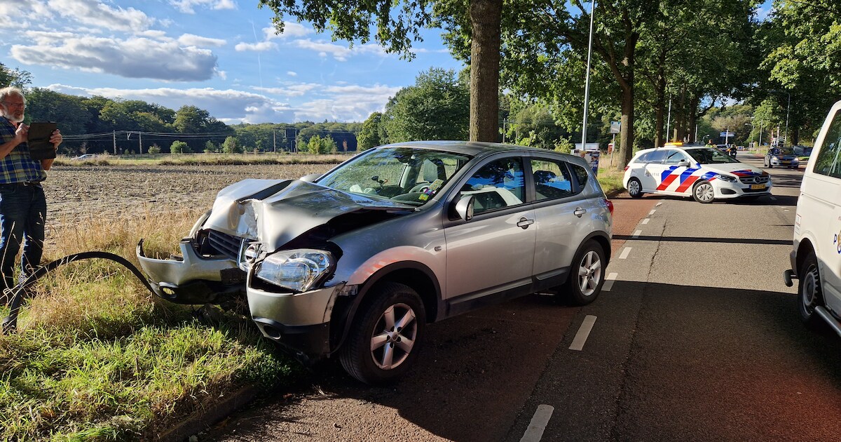 Auto botst tegen boom in Rheden, inzittenden naar het ziekenhuis gebracht | Rheden | gelderlander.nl