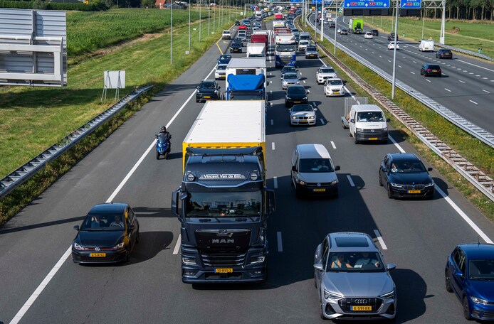 Ongeluk op A50 zorgt voor lange file: na forse vertraging rijdt verkeer weer door | Beuningen ...